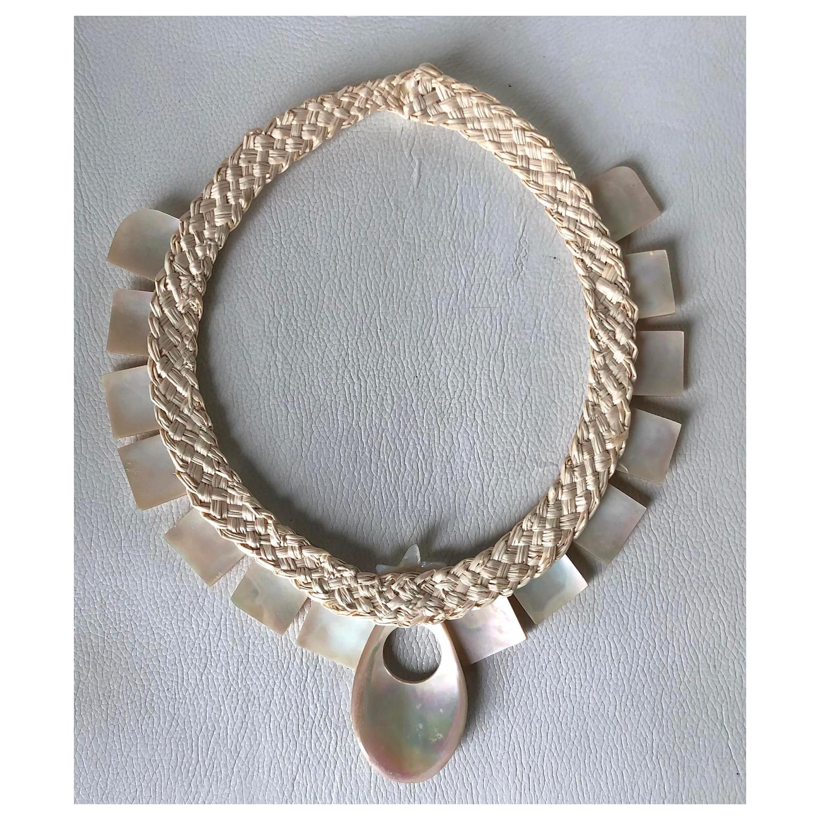 Autre Marque Polynesian mother-of-pearl necklace on pandanus plant ...