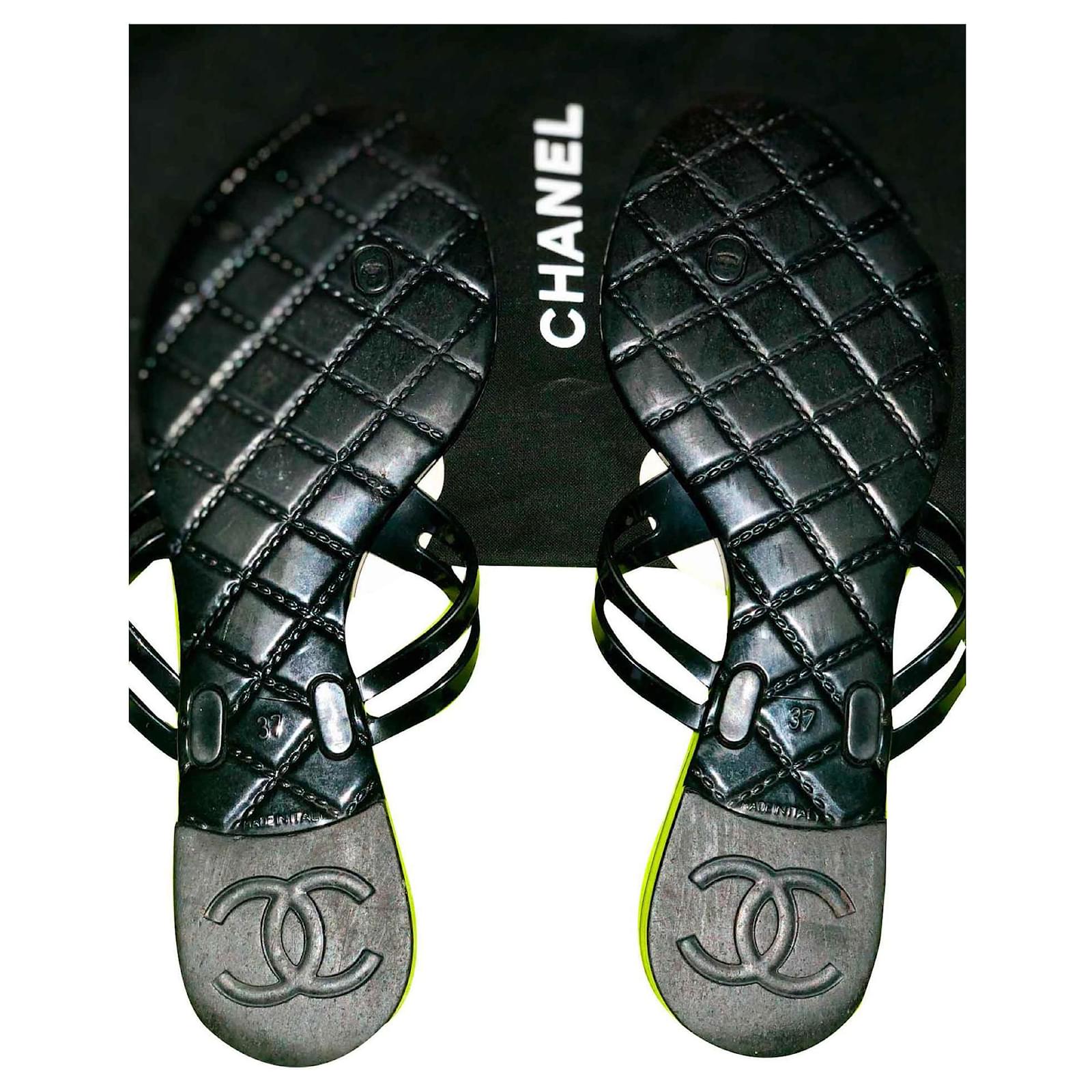 Chanel Sandals Flip Flops Black Eggshell Rubber ref.119451 - Joli Closet