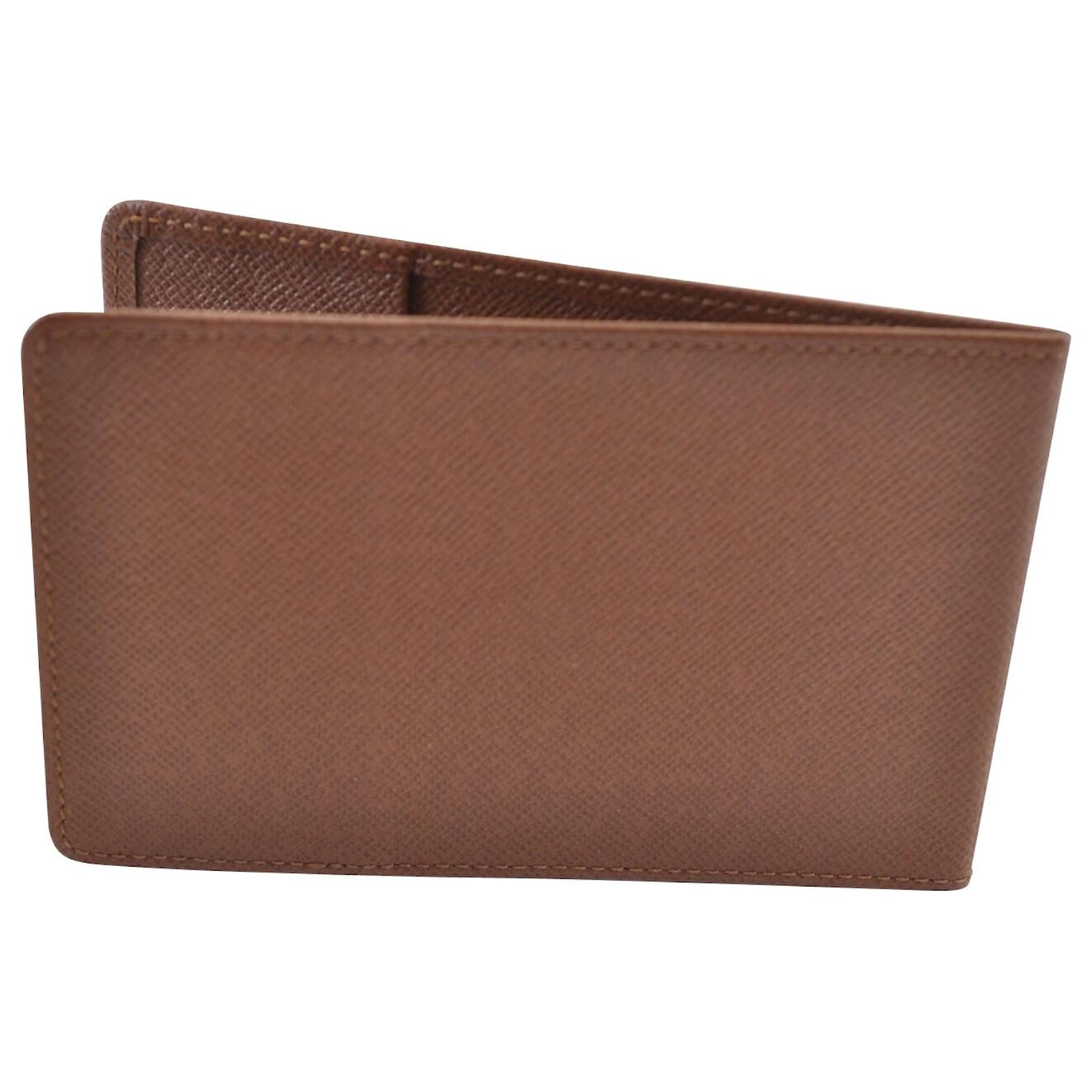 Louis Vuitton Taiga Bill Case Brown Leather ref.123684 - Joli Closet