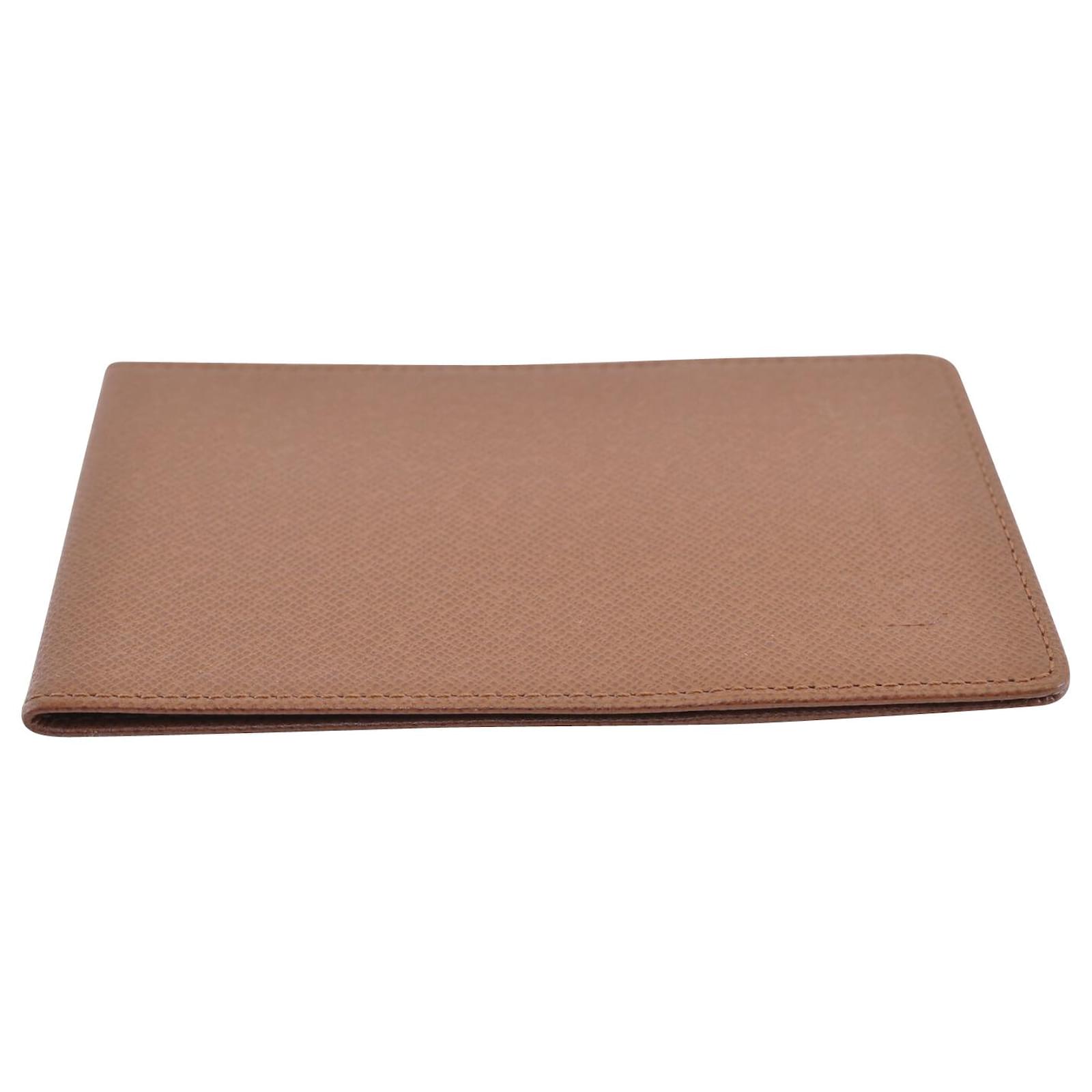 Louis Vuitton Taiga Bill Case Brown Leather ref.123684 - Joli Closet