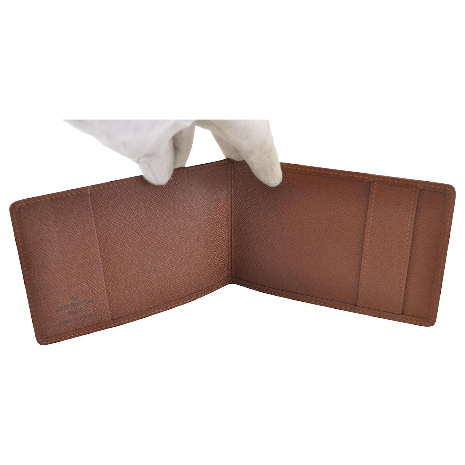 Louis Vuitton Taiga Bill Case Brown Leather ref.123684 - Joli Closet