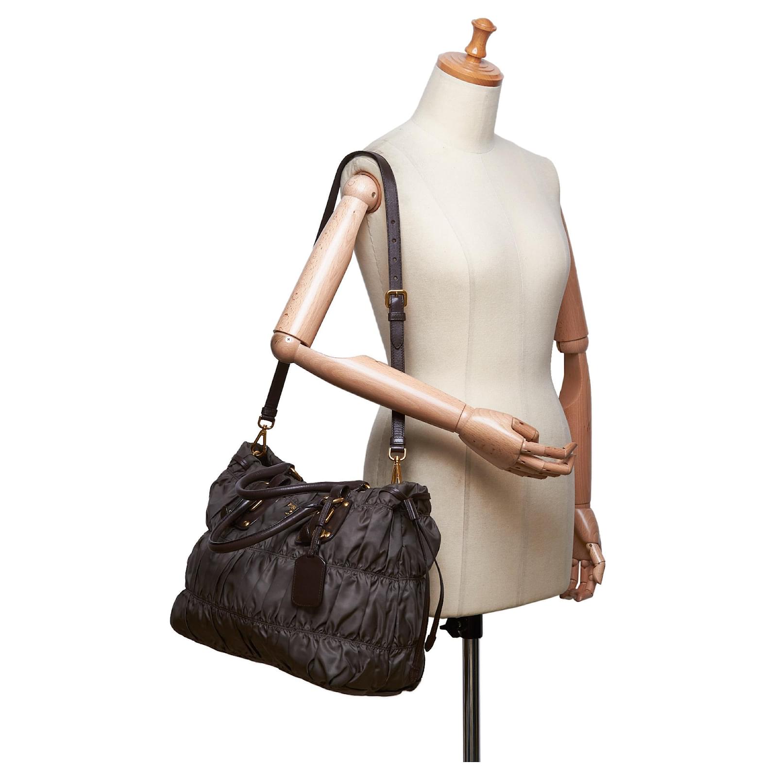 Prada Brown Gathered Nylontasche Braun Dunkelbraun Leder Tuch ref.131391 - Joli Closet
