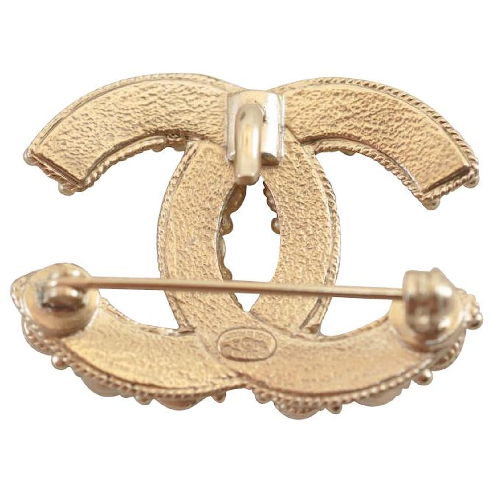 Chanel Vintage CC Brooch Golden Yellow gold ref.147966 - Joli Closet