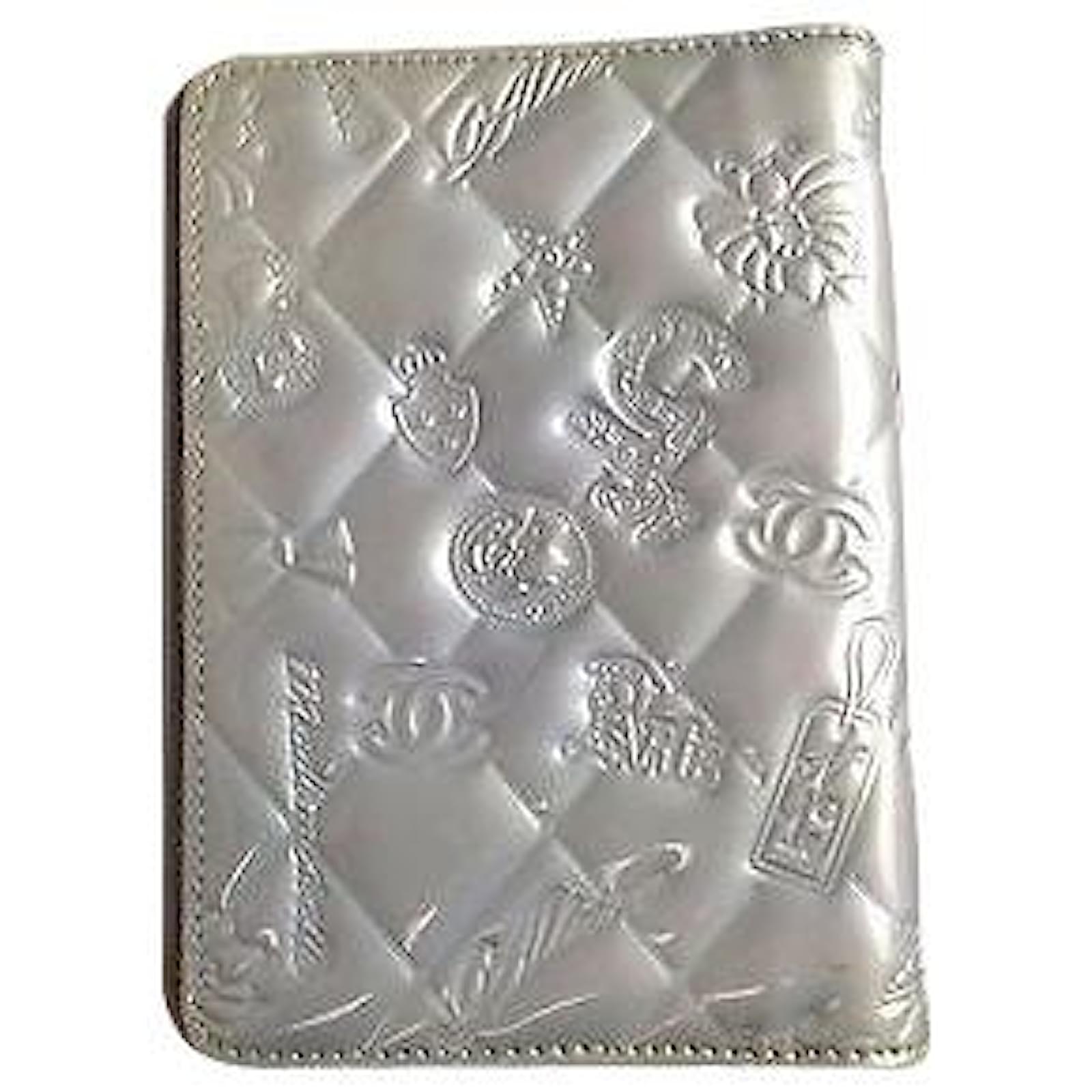 Chanel Notebook Cover Silvery Leather ref.153035 - Joli Closet