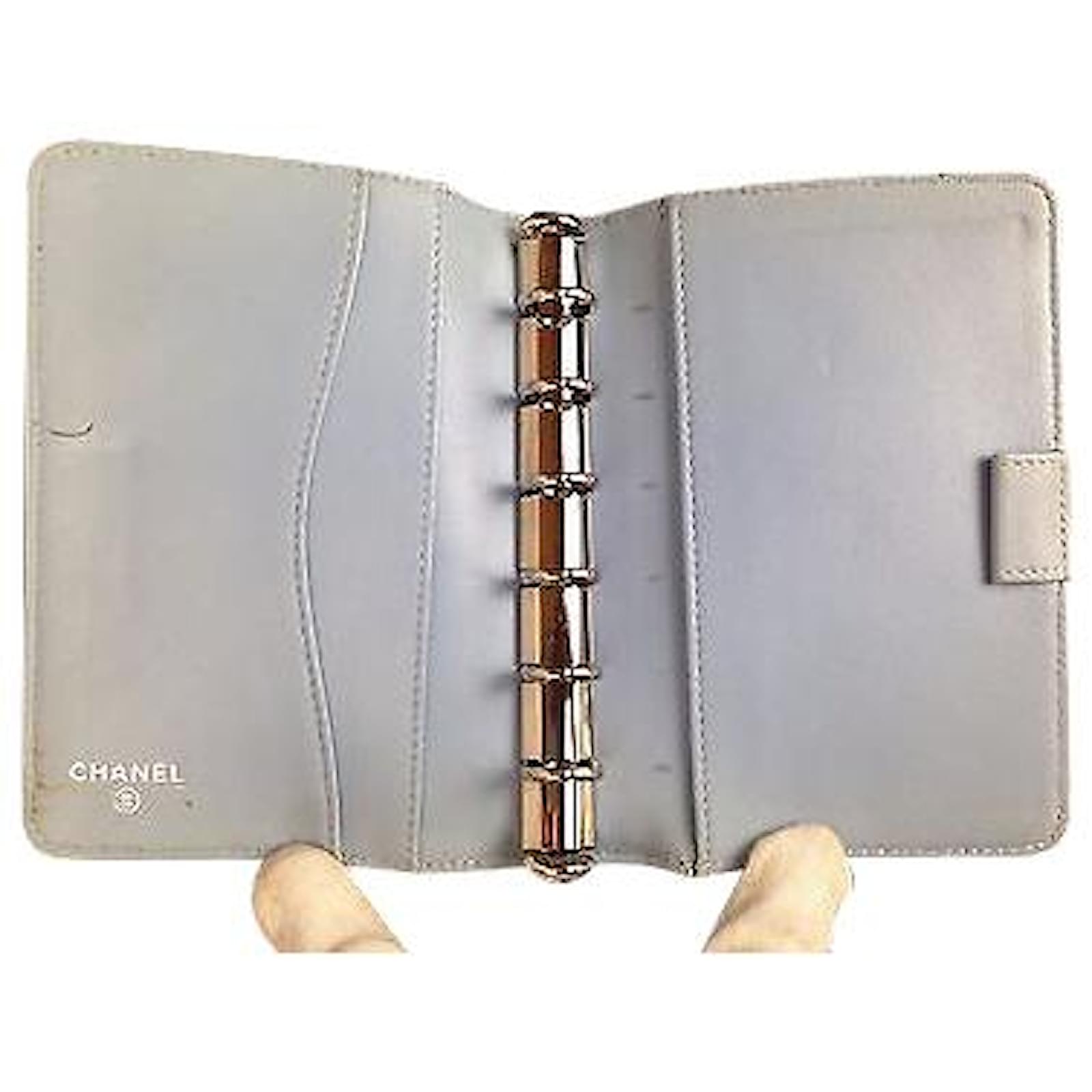 Chanel Notebook Cover Silvery Leather ref.153035 - Joli Closet