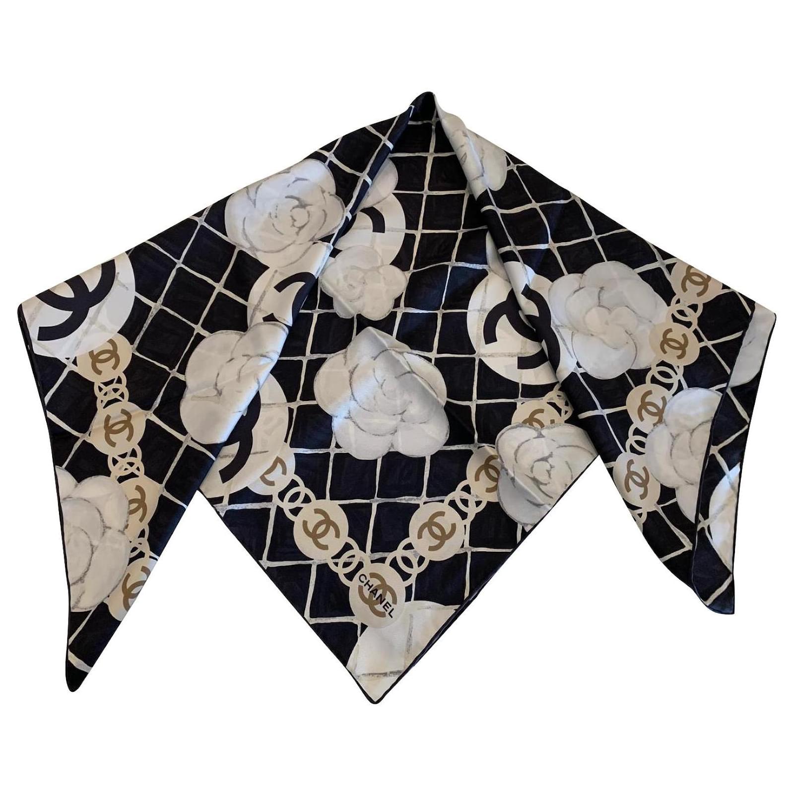 SCARF CHANEL SILK Black ref.171683 - Joli Closet