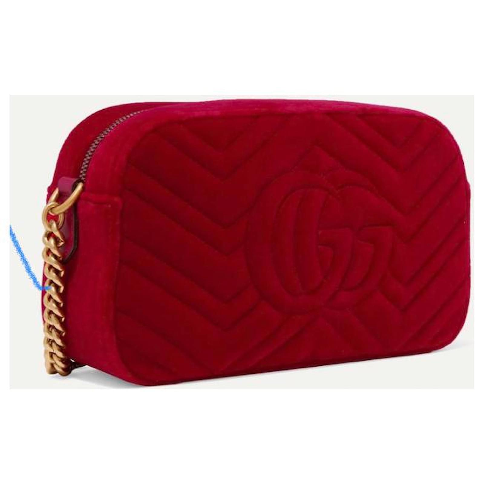 Gucci Petit sac porté épaule en velours matelassé GG Marmont Rouge ref ...