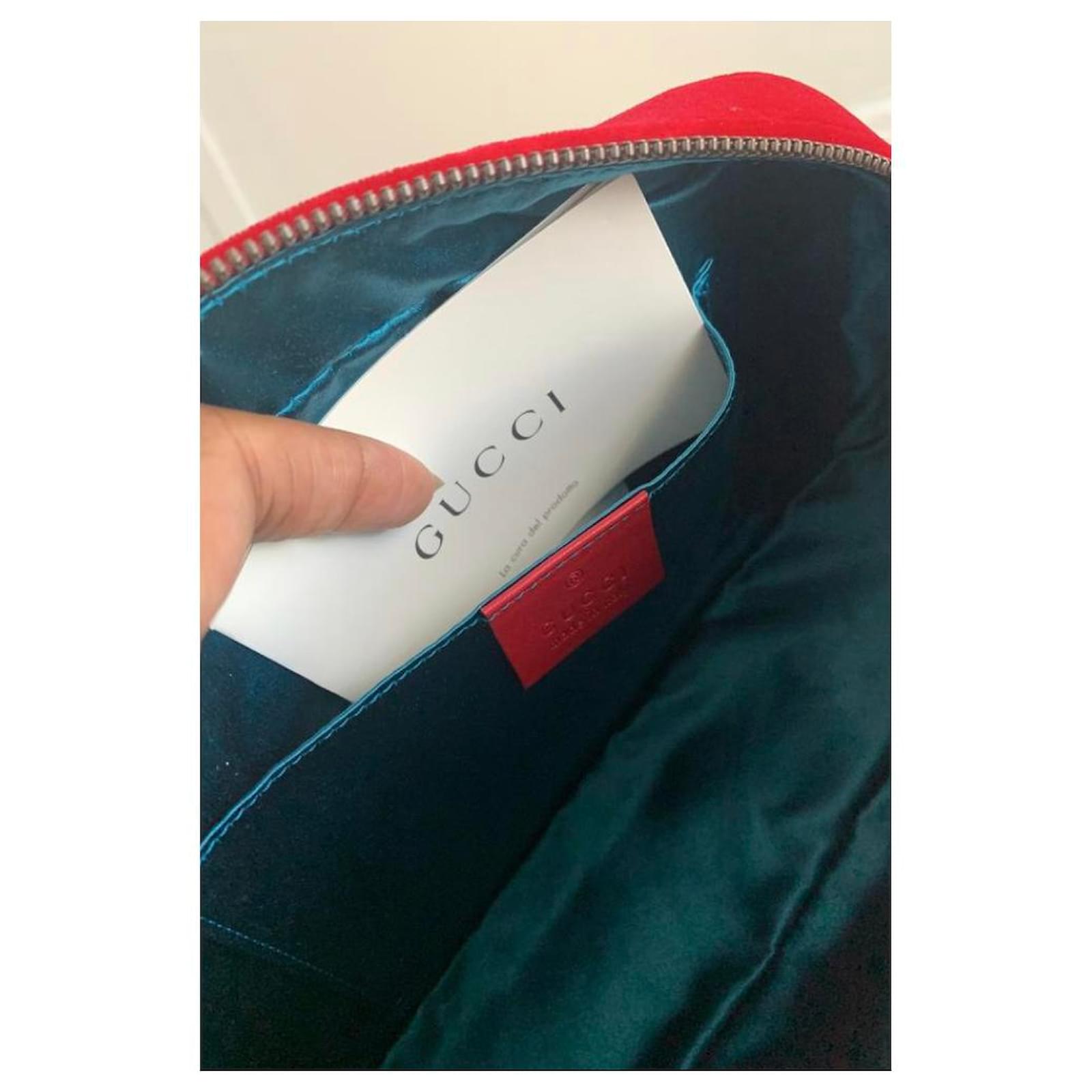 Gucci Petit sac porté épaule en velours matelassé GG Marmont Rouge ref ...