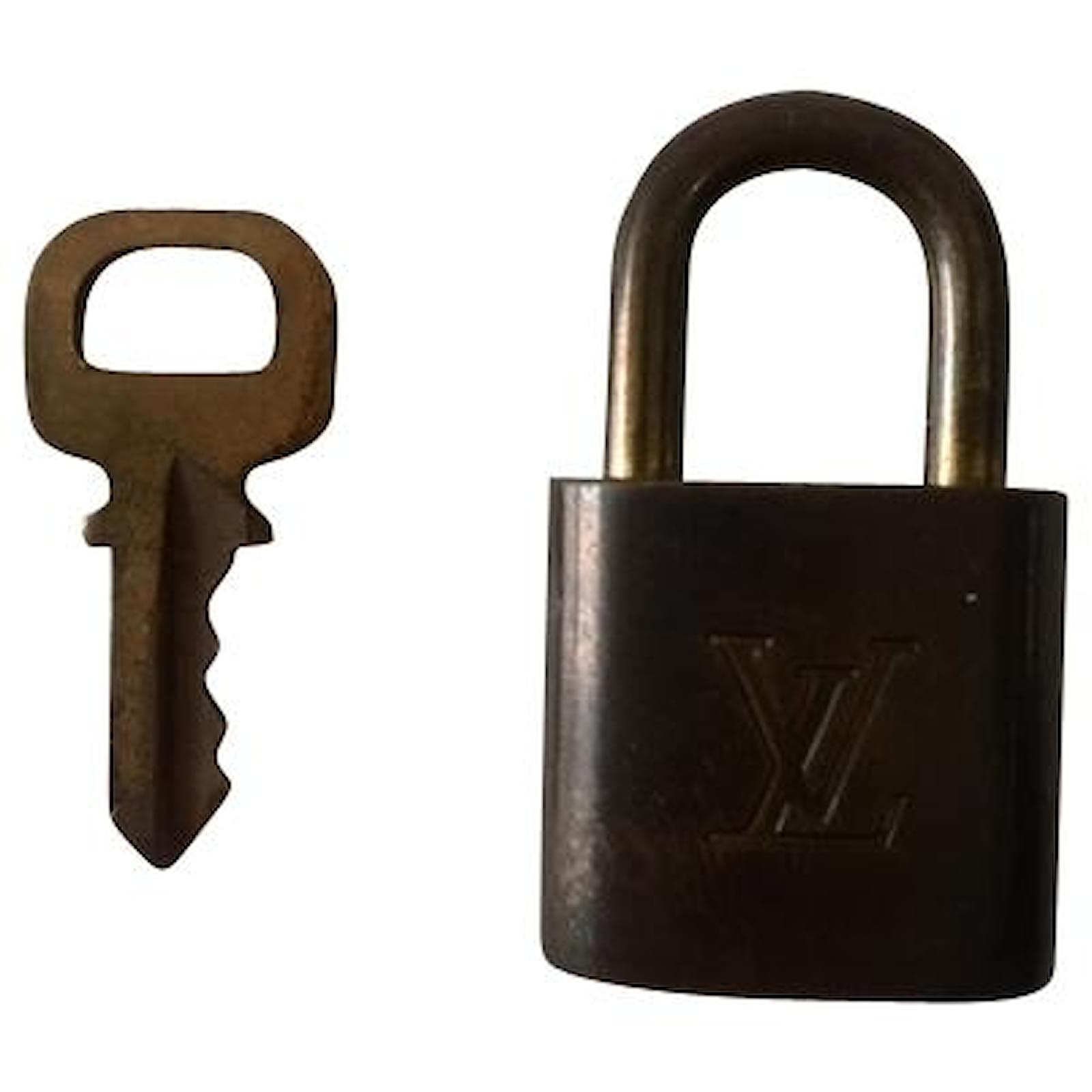 Louis Vuitton Lock Golden Metal ref.190135 - Joli Closet