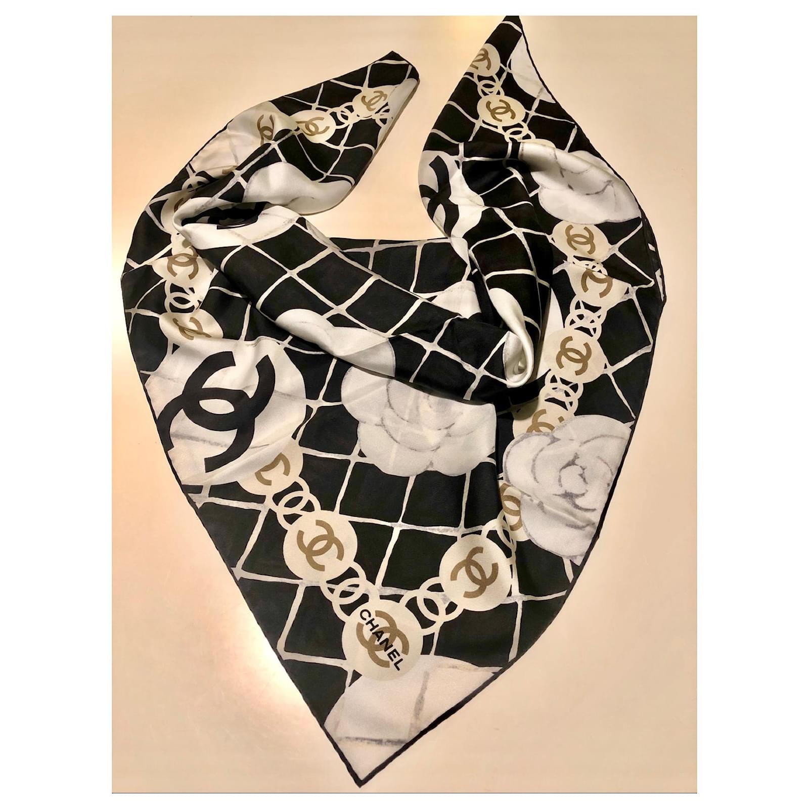 Foulard CHANEL à camélias Soie Noir ref.194458 - Joli Closet