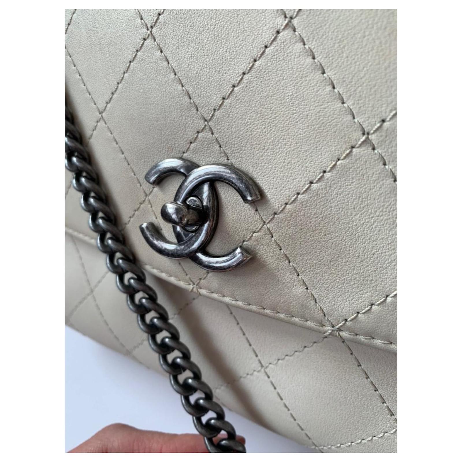 Chanel Eggshell Leather ref.219164 - Joli Closet