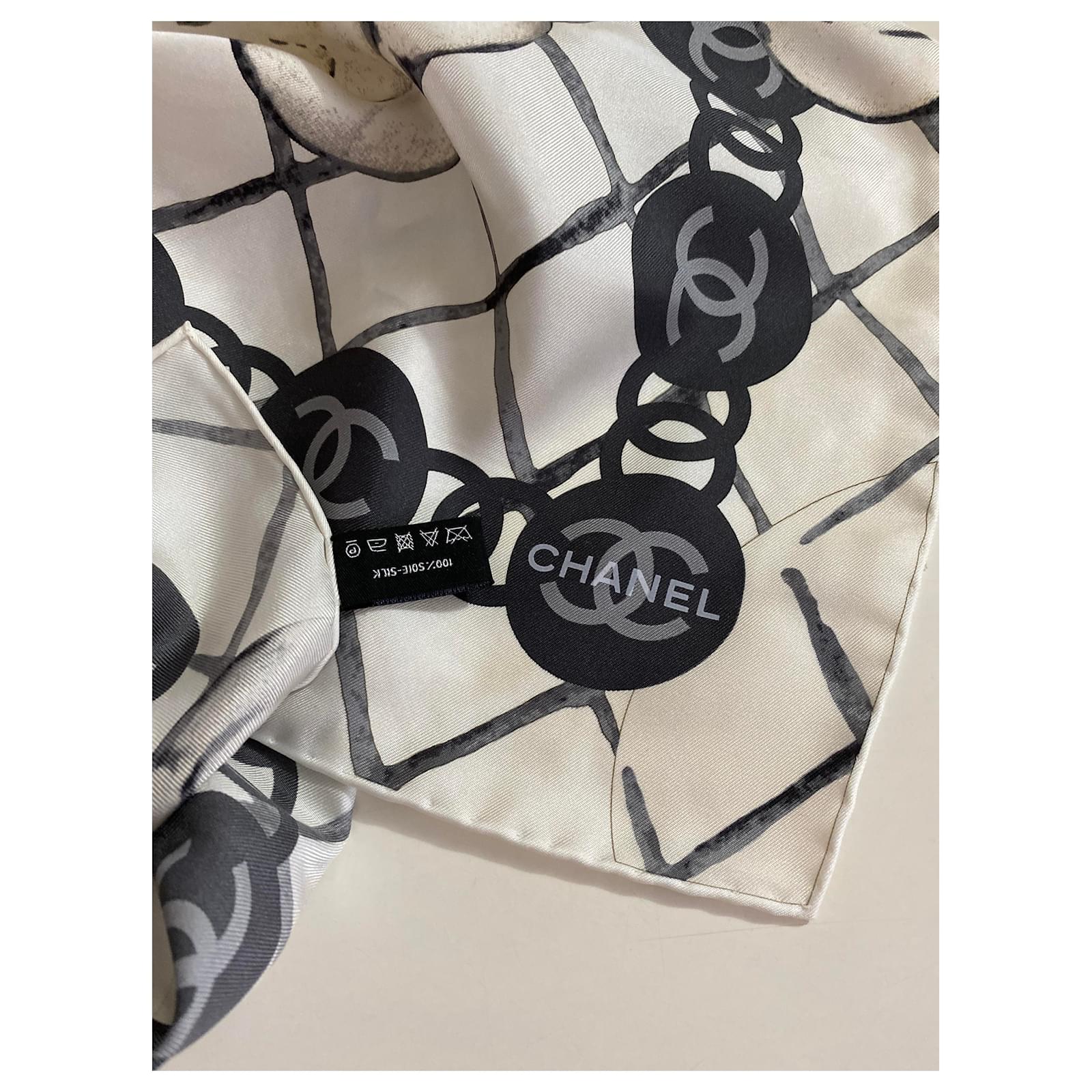 Foulard Chanel aux camélias Soie Noir Blanc ref.226465 - Joli Closet