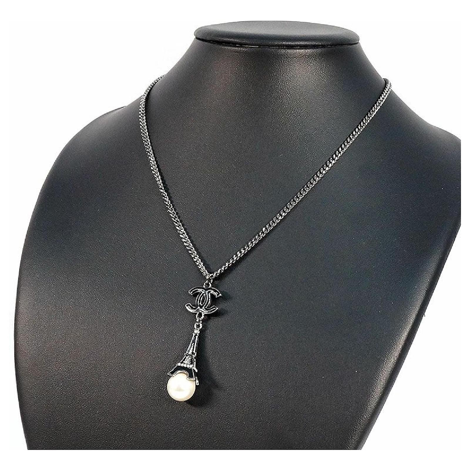 CHANEL COCO marque tour Eiffel motif métal faux perles ligne pierre ...