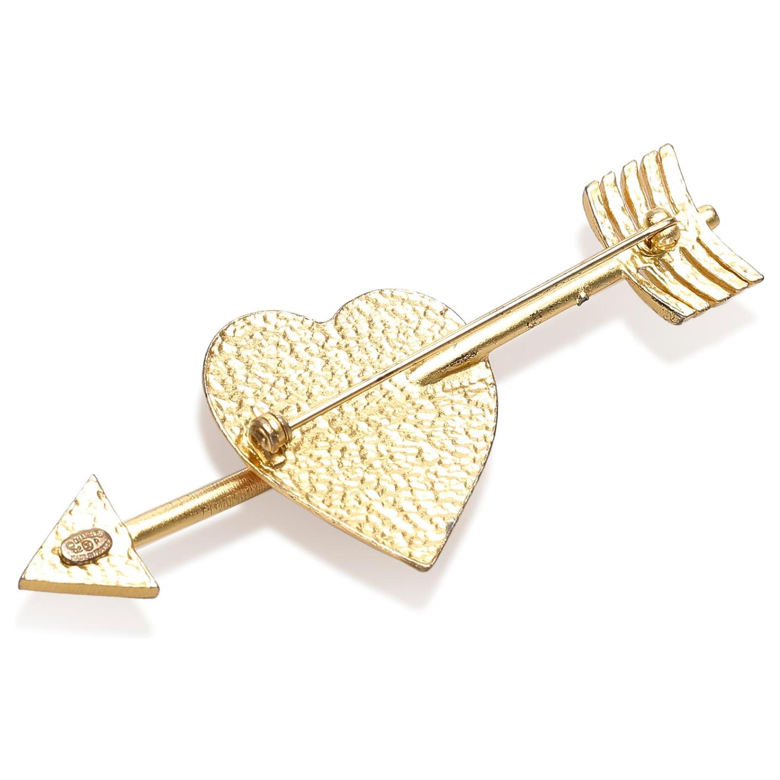 Broche Chanel Gold Heart and Arrow Métal Doré ref.267697 - Joli Closet