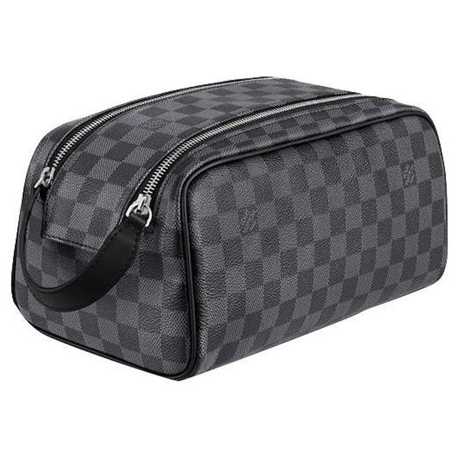 Louis Vuitton LV Dopp toilet kit pouch Grey ref.277148 - Joli Closet