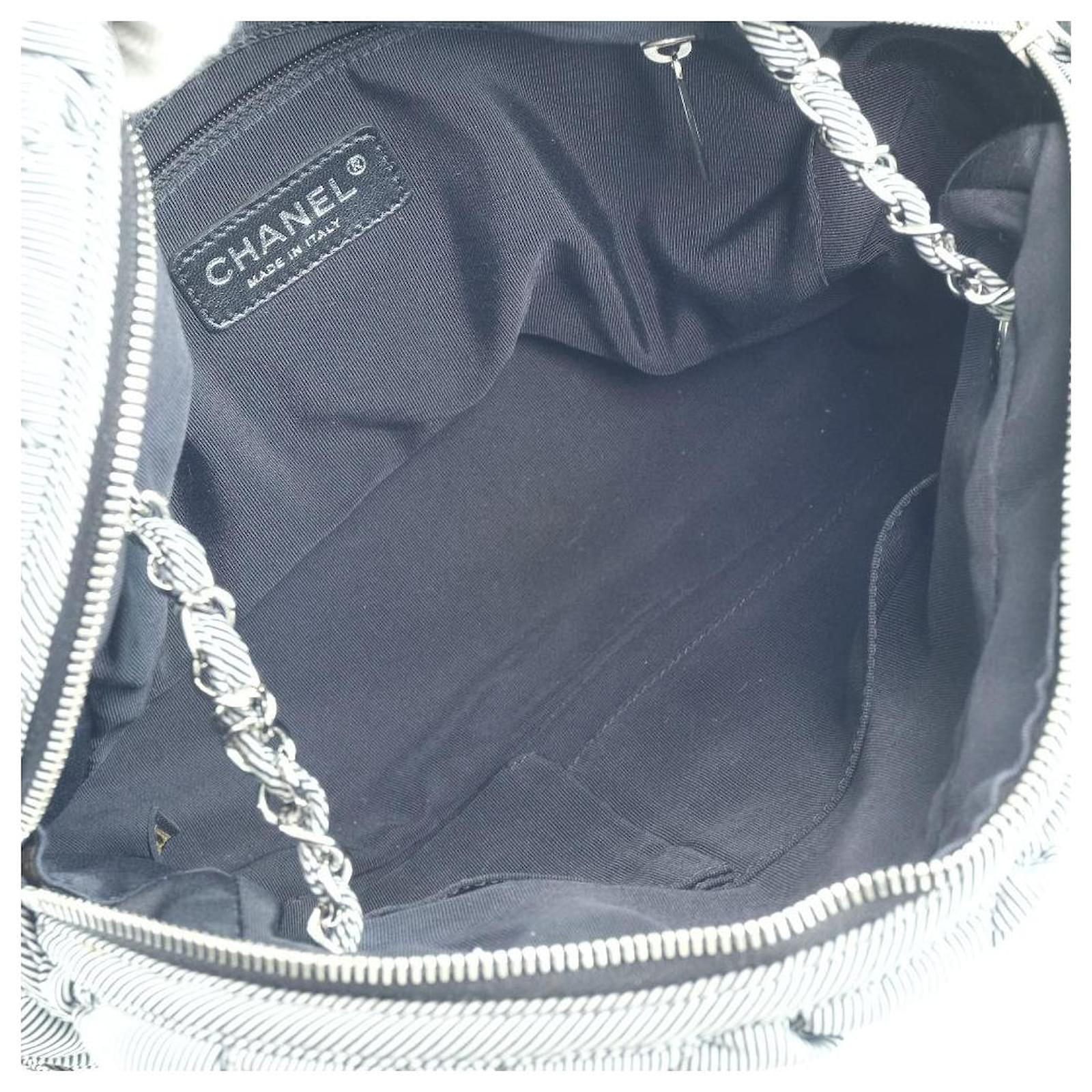 Chanel Umhängetasche Grau Synthetisch ref.303876 - Joli Closet