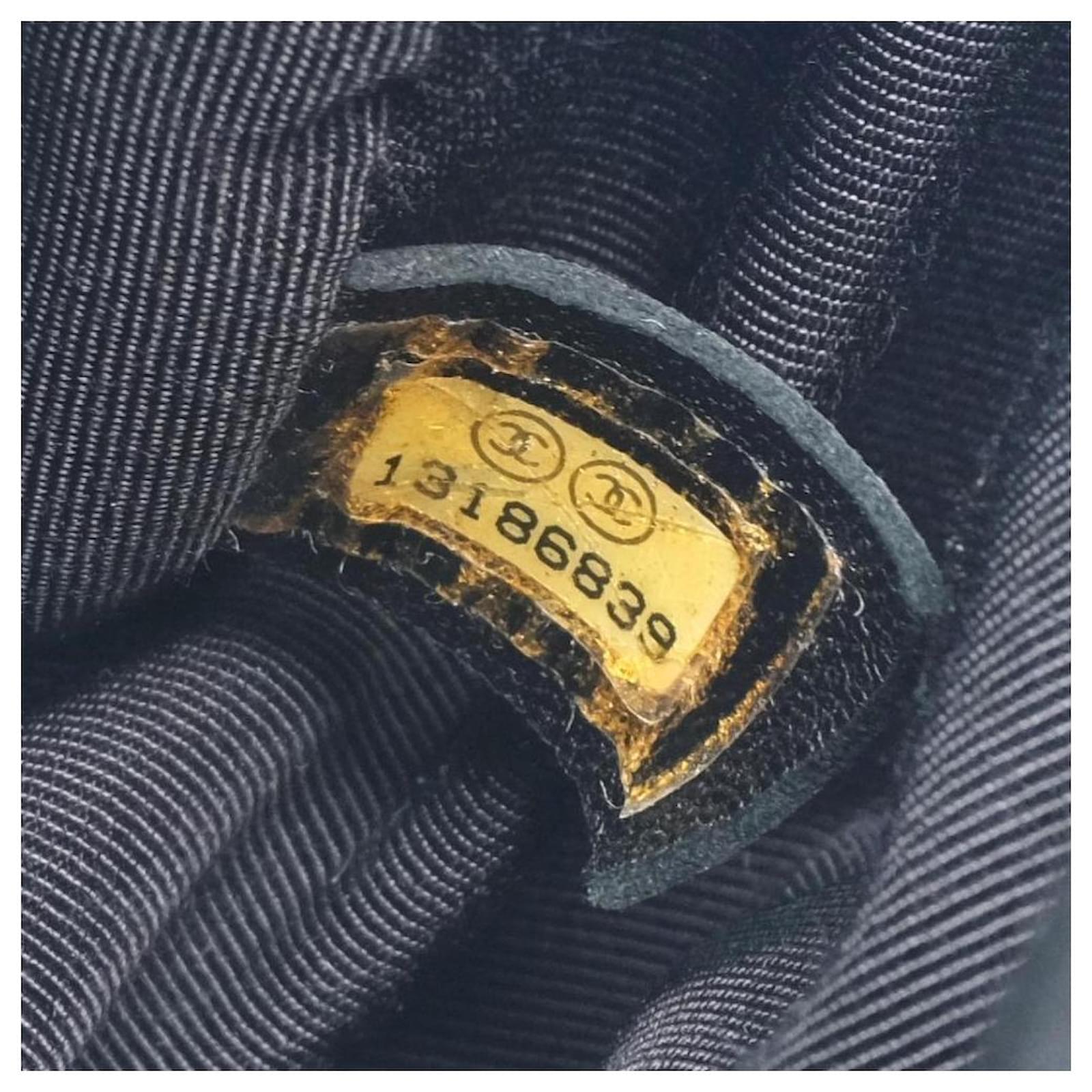 Chanel Umhängetasche Grau Synthetisch ref.303876 - Joli Closet