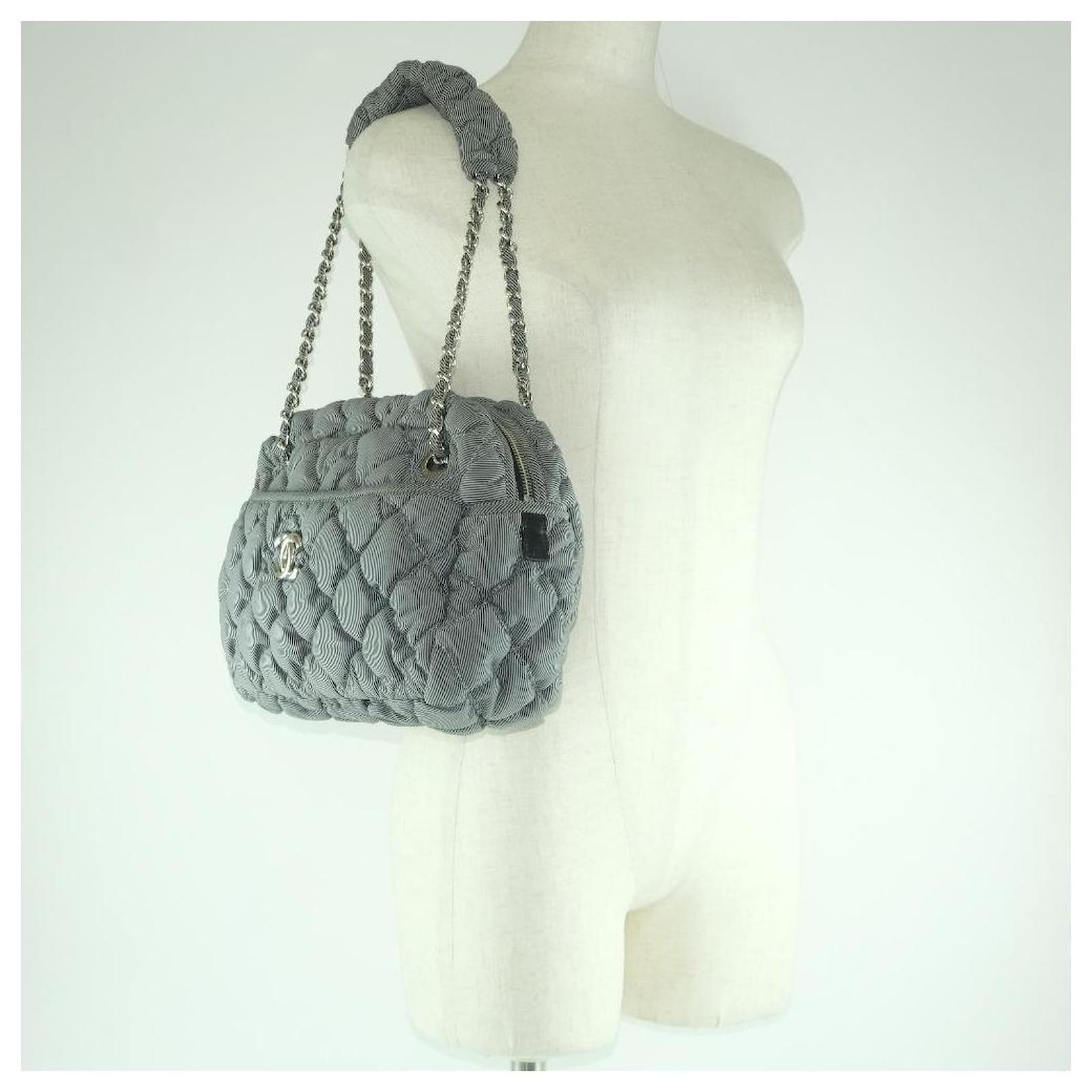 Chanel Umhängetasche Grau Synthetisch ref.303876 - Joli Closet