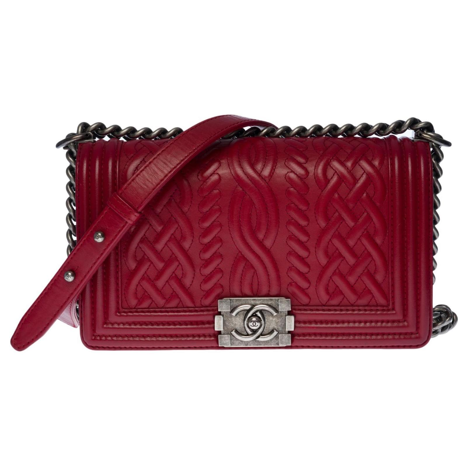 L'iconique sac bandoulière Chanel Boy old medium série limitée en cuir ...