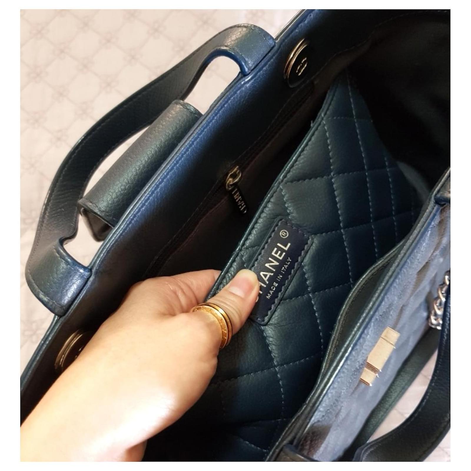 Chanel Navy blue Tote bag Leather ref.397276 - Joli Closet