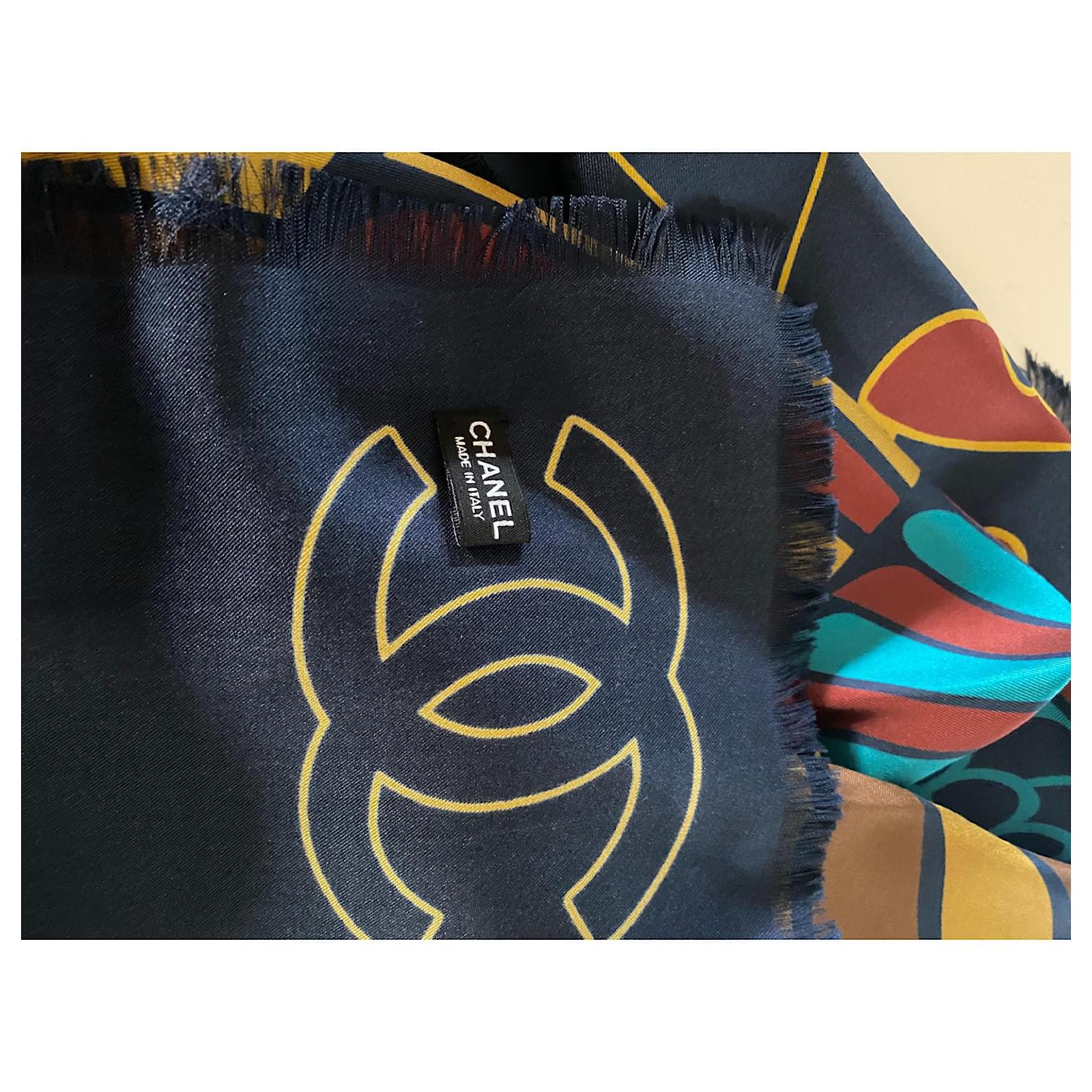 Les étoles à motifs Chanel Soie Multicolore ref.403863 - Joli Closet