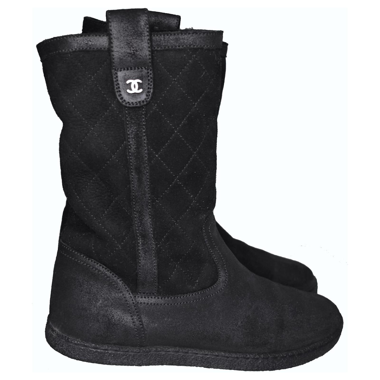 Chanel Bottes matelassées noires CC Logo Suede Fourrure Nubuck ref ...