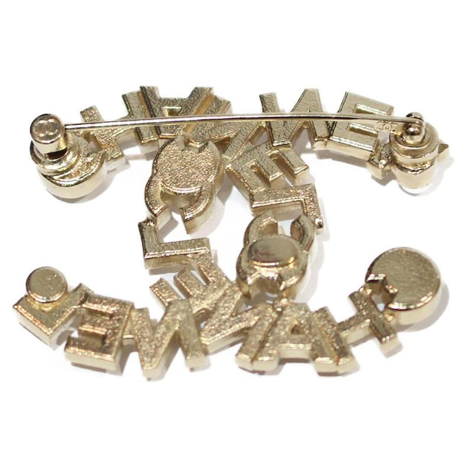 Chanel Pins & brooches Golden Metal ref.472650 - Joli Closet