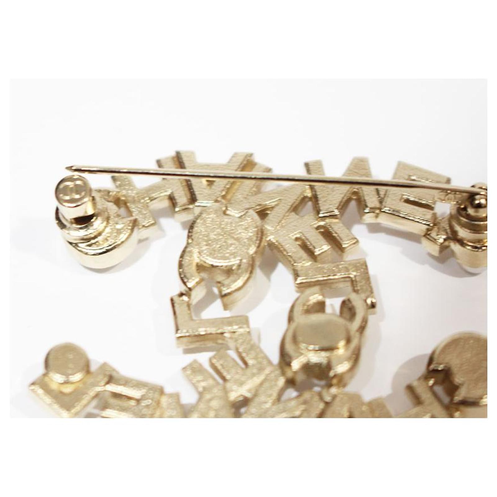Chanel Pins & brooches Golden Metal ref.472650 - Joli Closet