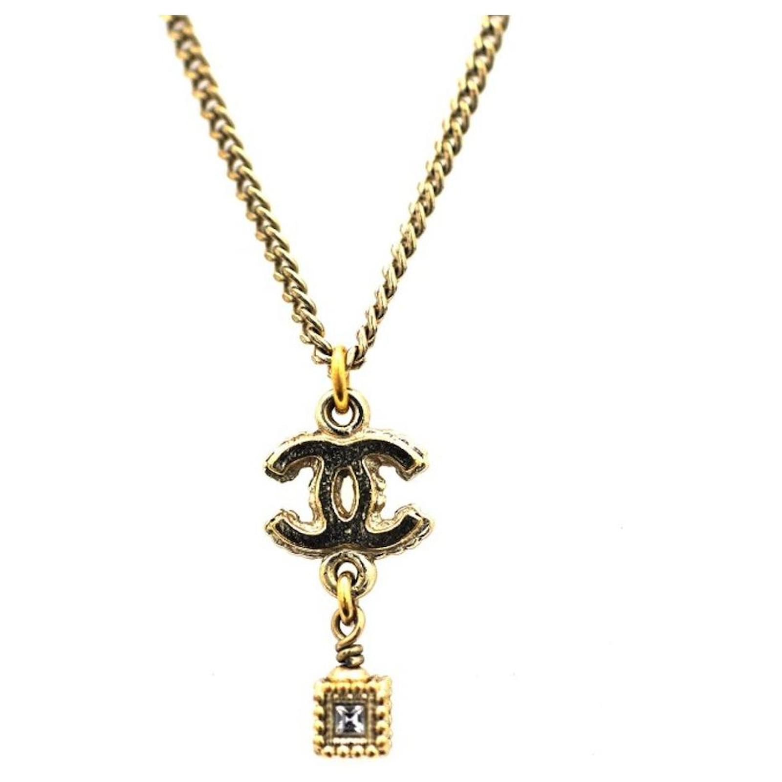 Collier Chanel Gold Coco Mark Swing Cube Matière Métal Doré ref.474410 ...