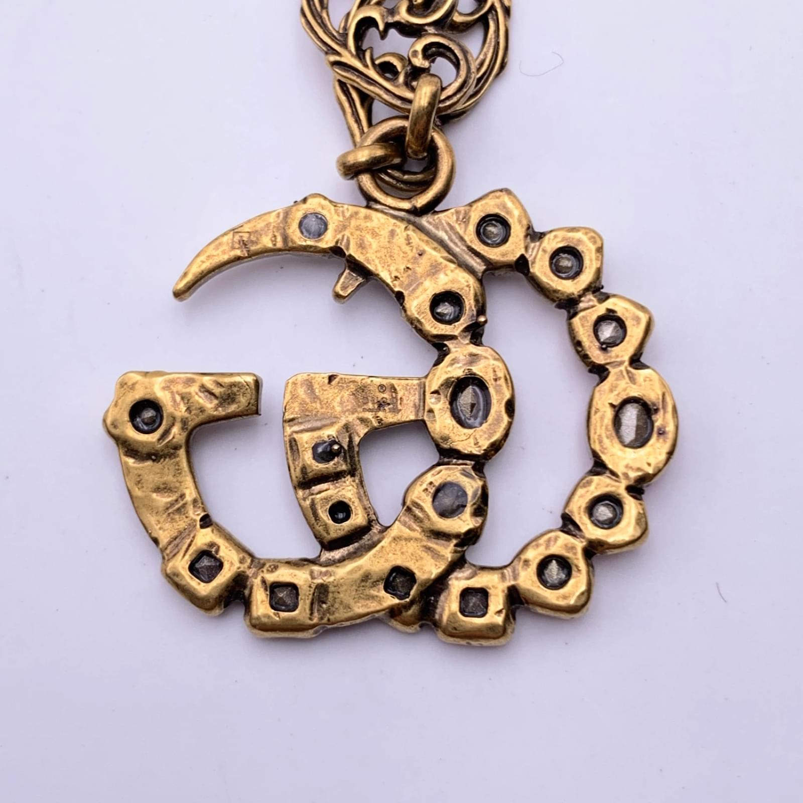 Gucci Collier chaîne en métal doré avec pendentif GG en cristal ...