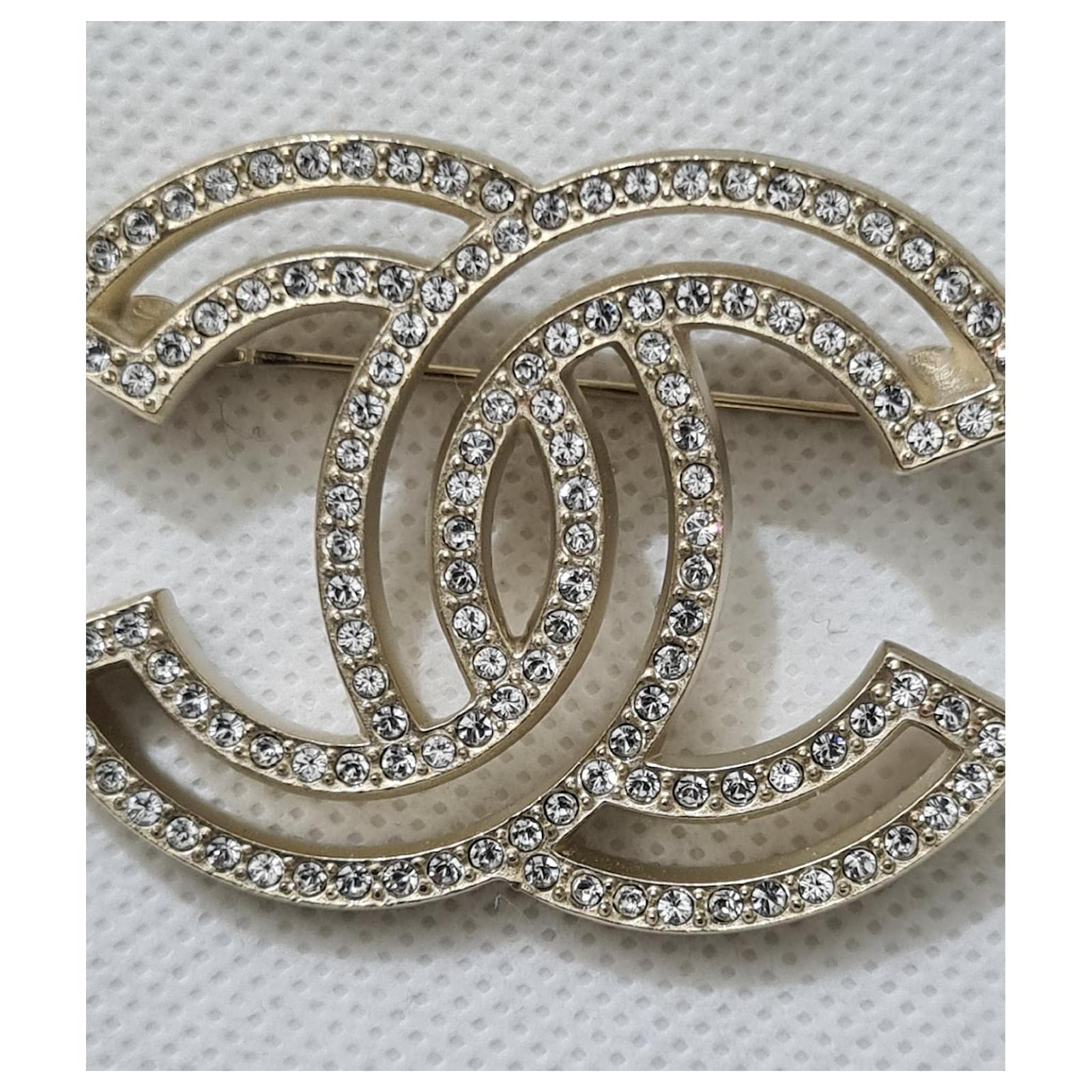 Chanel Pins & brooches Golden Metal ref.488374 - Joli Closet