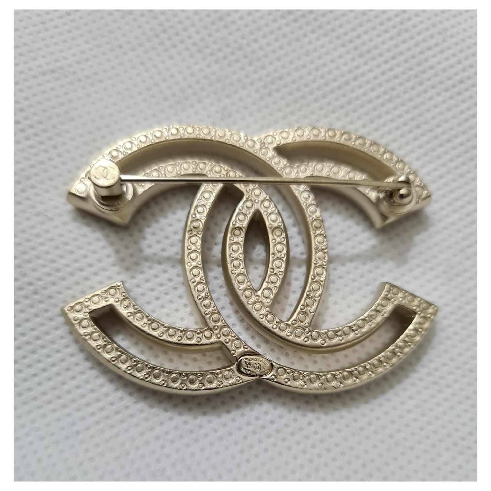 Chanel Pins & brooches Golden Metal ref.488374 - Joli Closet