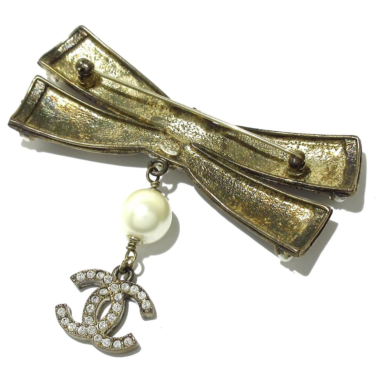 Chanel Brosche Golden Metall ref.517491 - Joli Closet