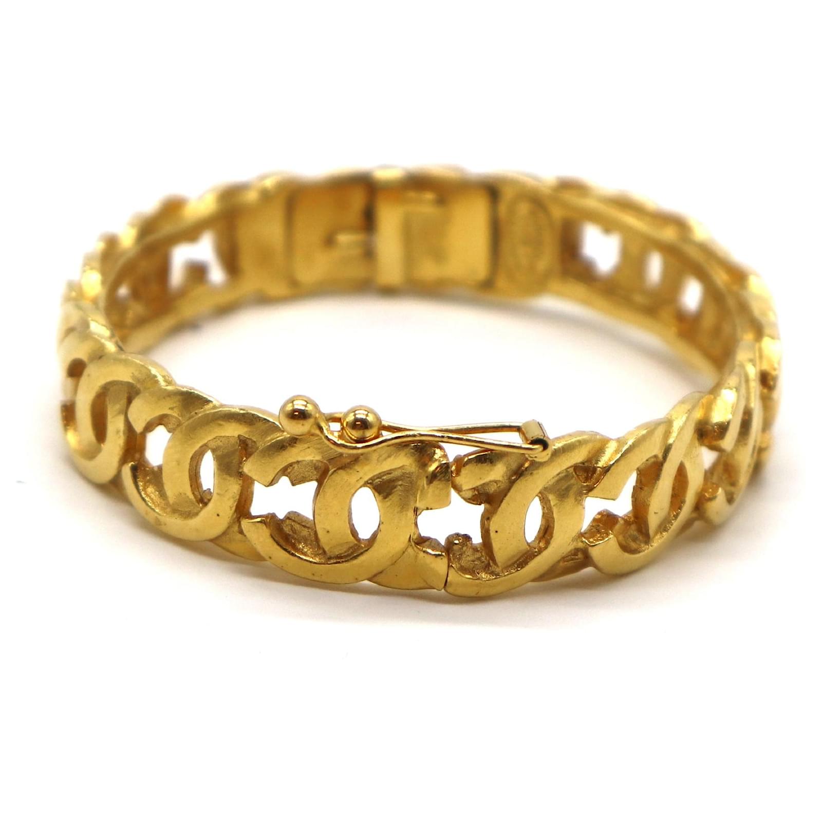 Chanel Gold CC Interlocking Chain Bangle Golden Metal ref.523675 - Joli ...