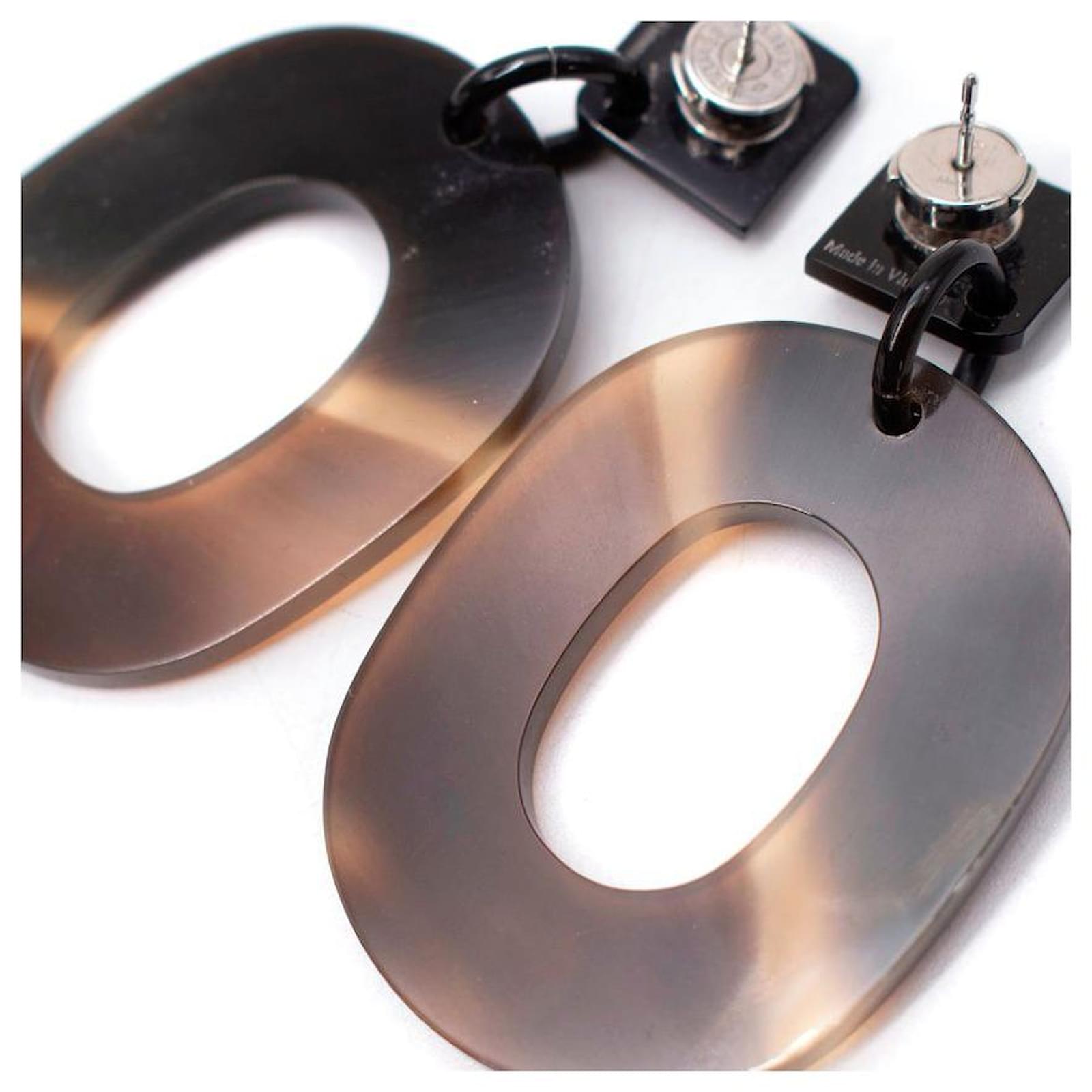 Hermès Hermes Isthme lackierte Büffelhorn-Ohrringe Braun Beige ref ...