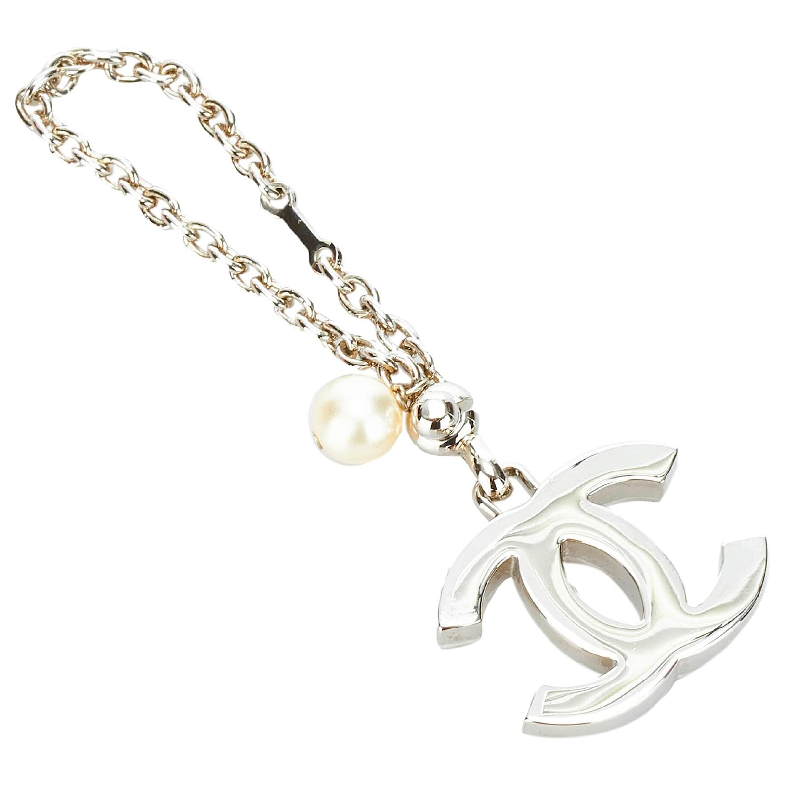 Chanel Silver CC Faux Pearl Key Chain Silvery Metal ref.612912 - Joli ...