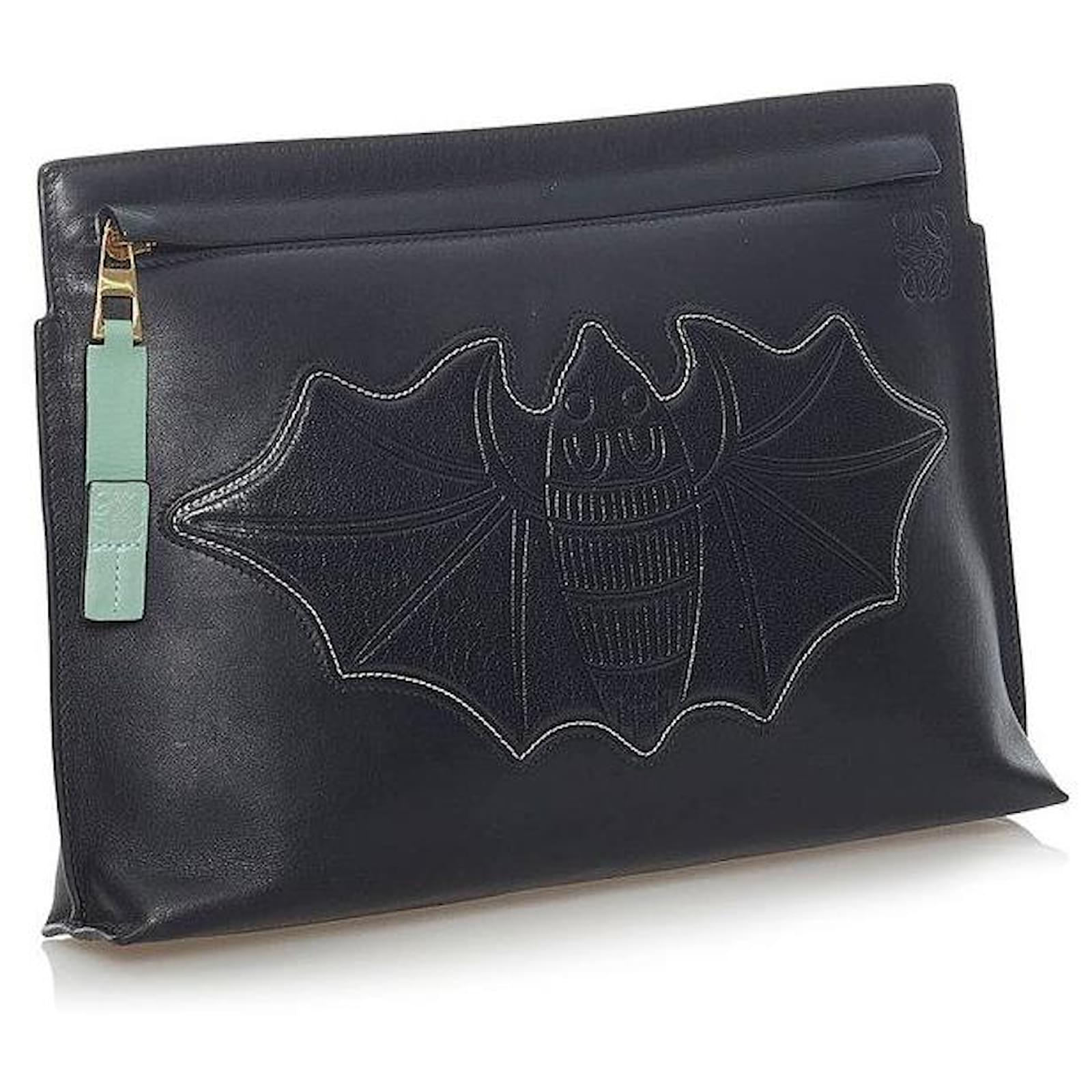Loewe Pochette en cuir à écusson chauve-souris Veau façon poulain Noir ...