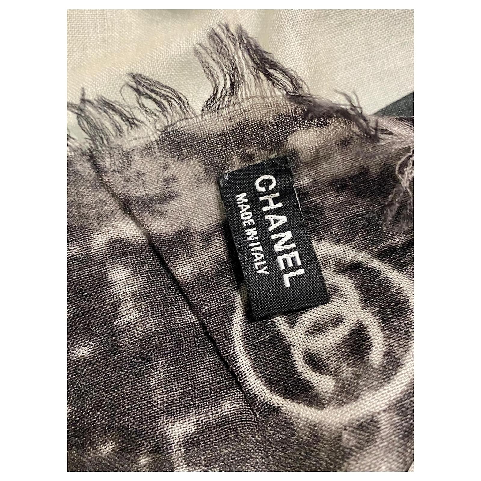 Grand Carré Chanel Cachemire Noir Blanc Gris Bleu foncé ref.621010 ...