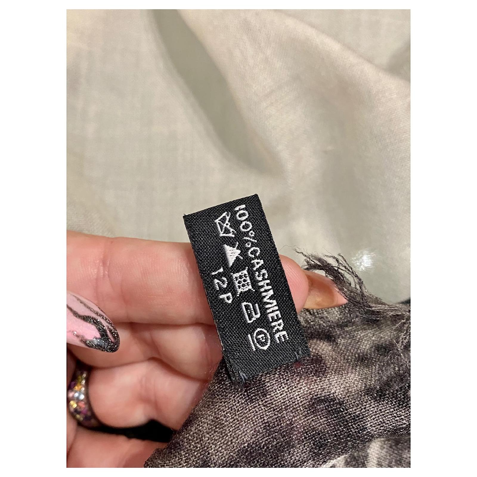 Grand Carré Chanel Cachemire Noir Blanc Gris Bleu foncé ref.621010 ...