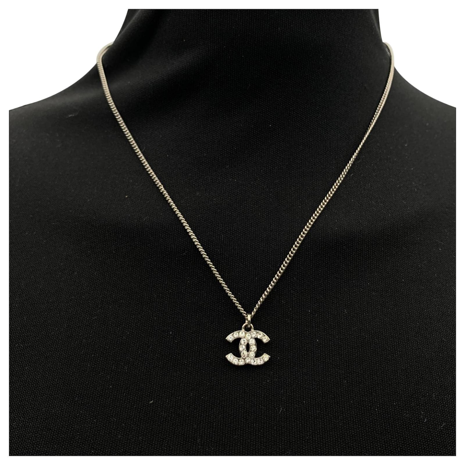 Chanel Collier Chaîne en Métal Argenté Pendentif Logo CC avec Cristaux ...