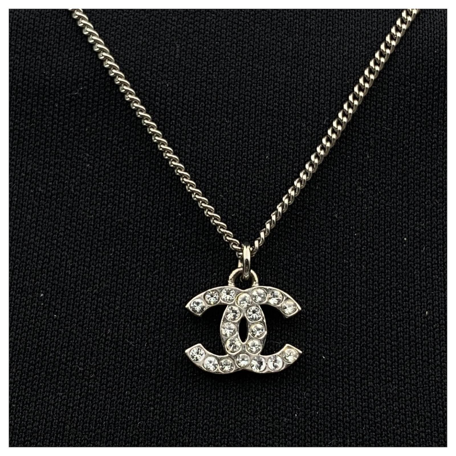 Chanel Collier Chaîne en Métal Argenté Pendentif Logo CC avec Cristaux ...