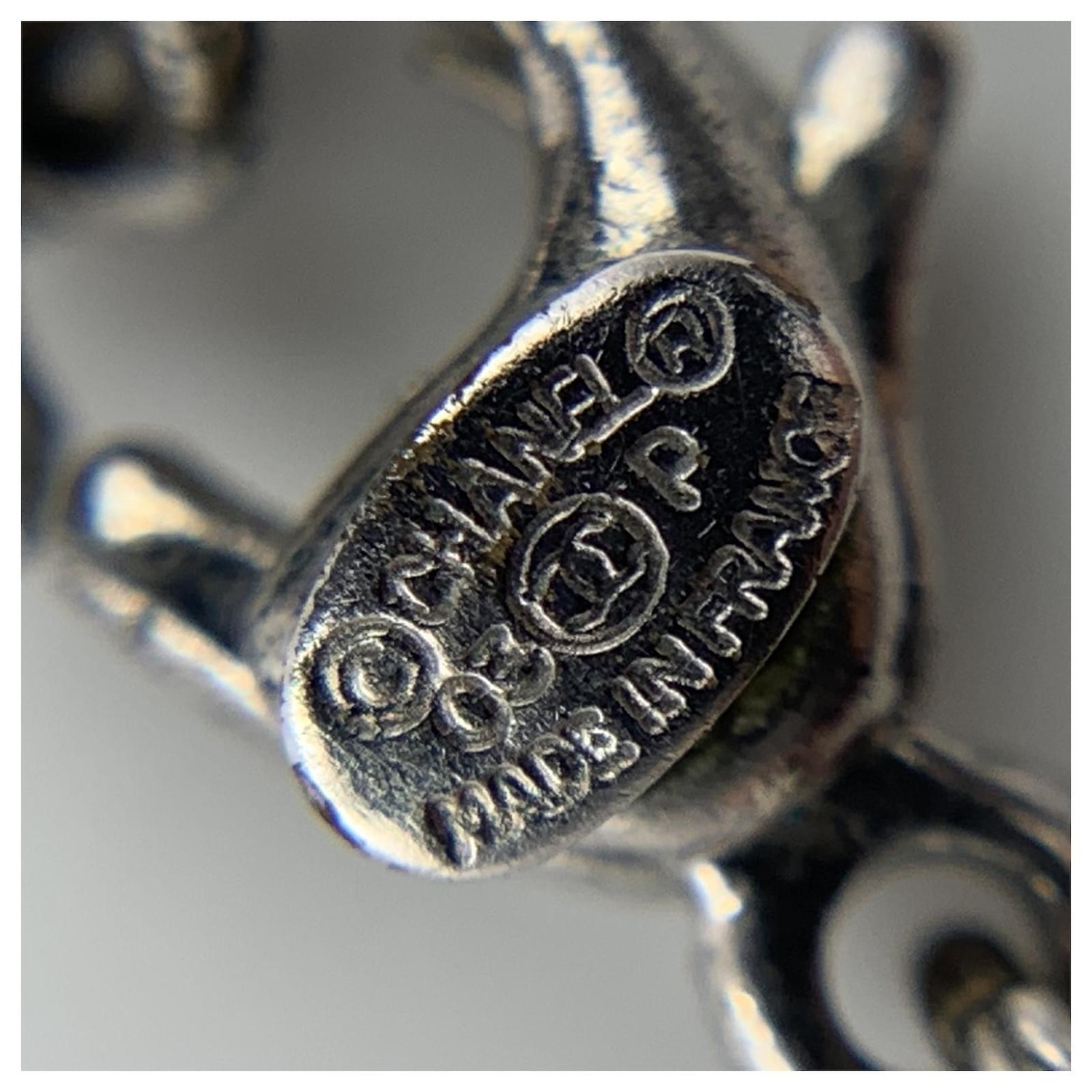 Chanel Karl Lagerfeld Collier chaîne en métal argenté Pendentif logo CC ...