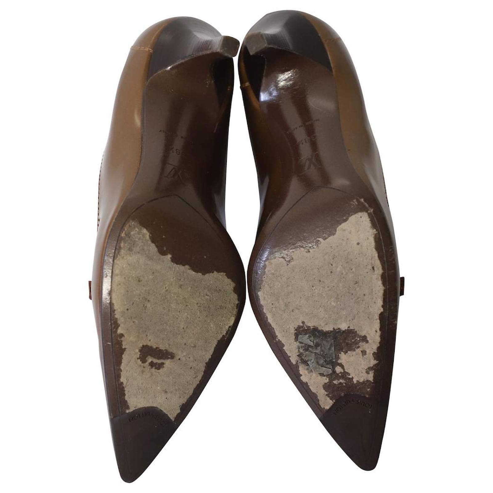 Louis Vuitton Escarpins Cube Charm Pointy Toe en Cuir Verni Bronze Cuir ...