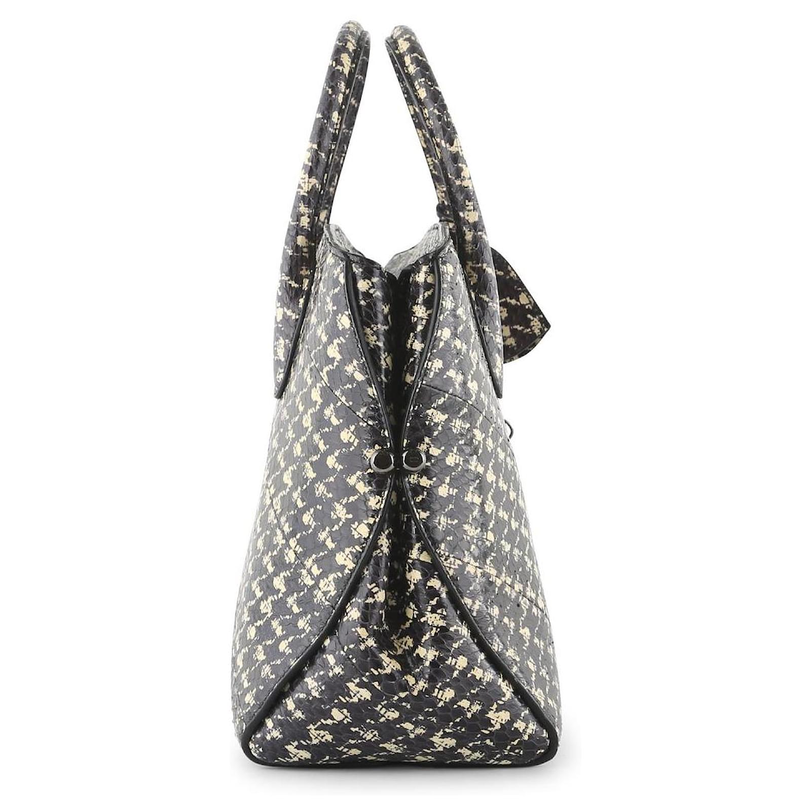 Christian Dior Sac à main Dior Bar en peau de serpent à imprimé pied-de ...