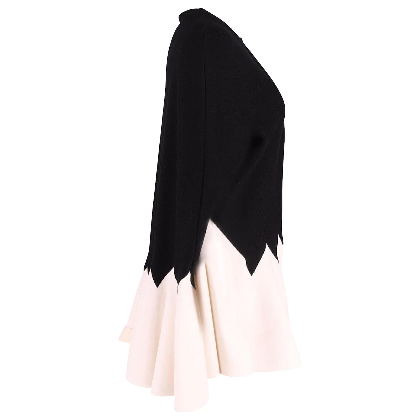 Alexander McQueen Zig-zag Flared Cape in Black Wool ref.677409 - Joli ...
