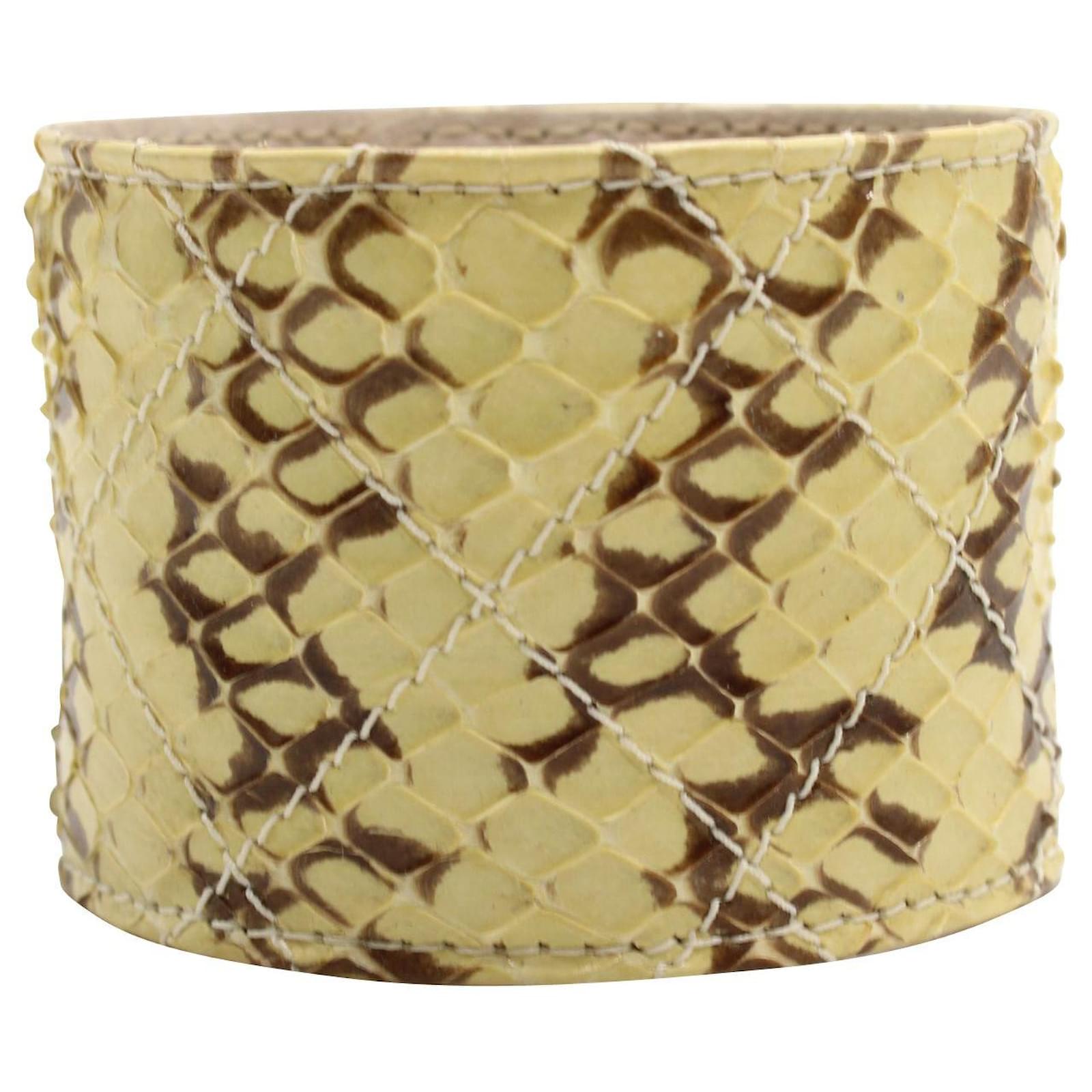 Chanel Manchette en python crème et marron à diamants Cuir Chair ref ...