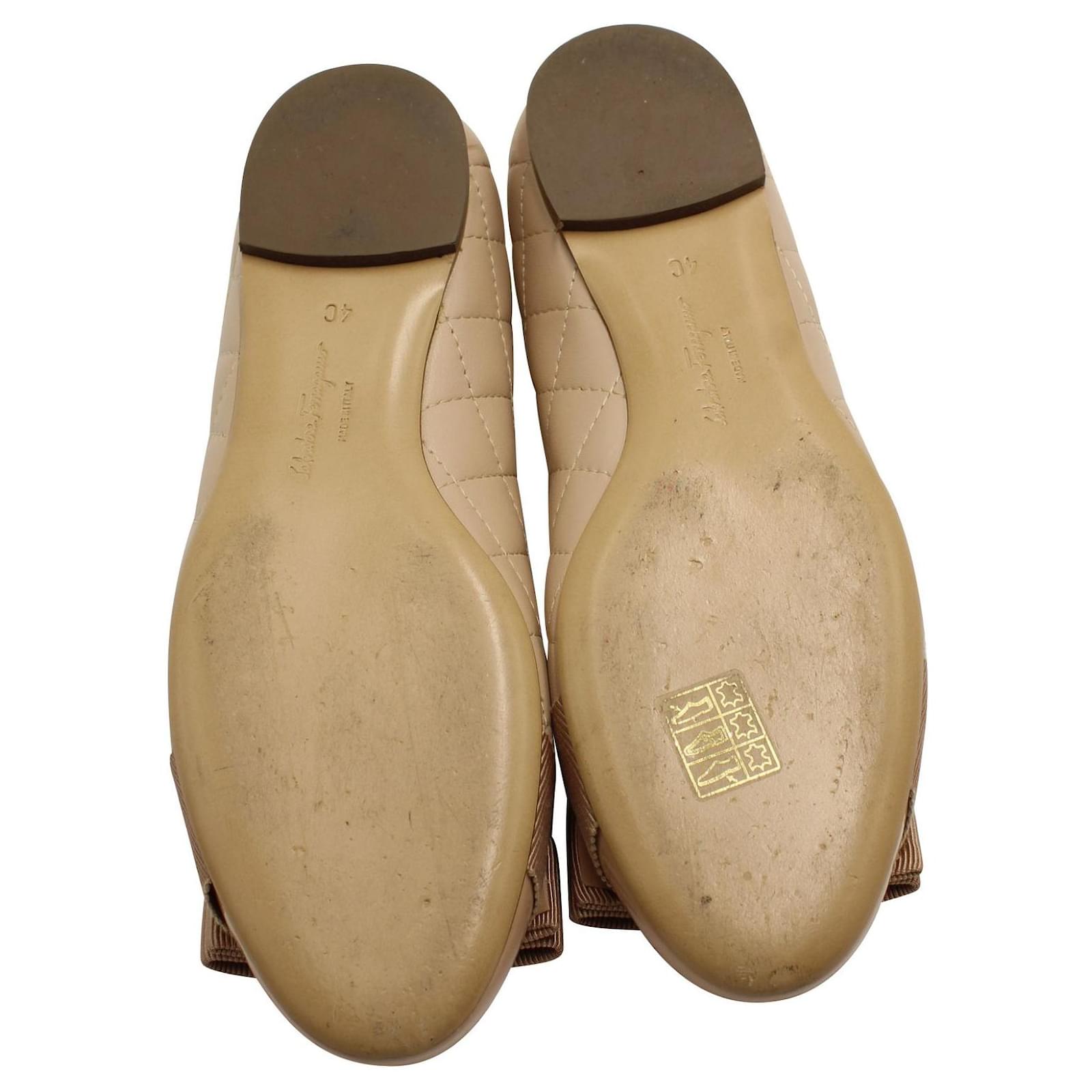 Salvatore Ferragamo Ballerines matelassées à nœud Varina en nude Cuir ...