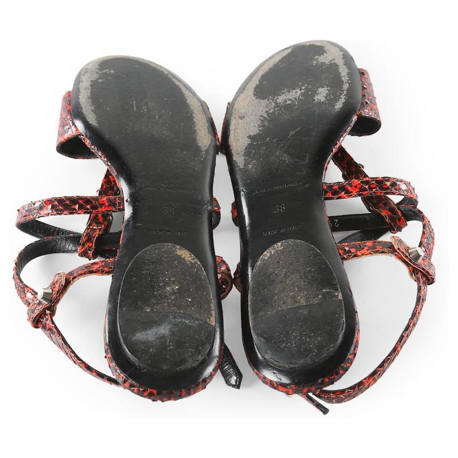 Balenciaga Sandales plates à lanières en peau de serpent noires et ...