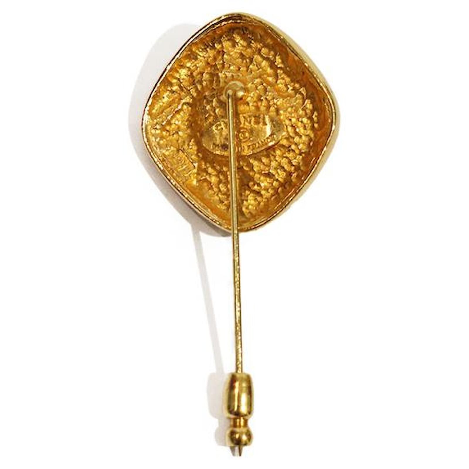Chanel Pins & brooches Gold hardware Metal ref.688381 - Joli Closet