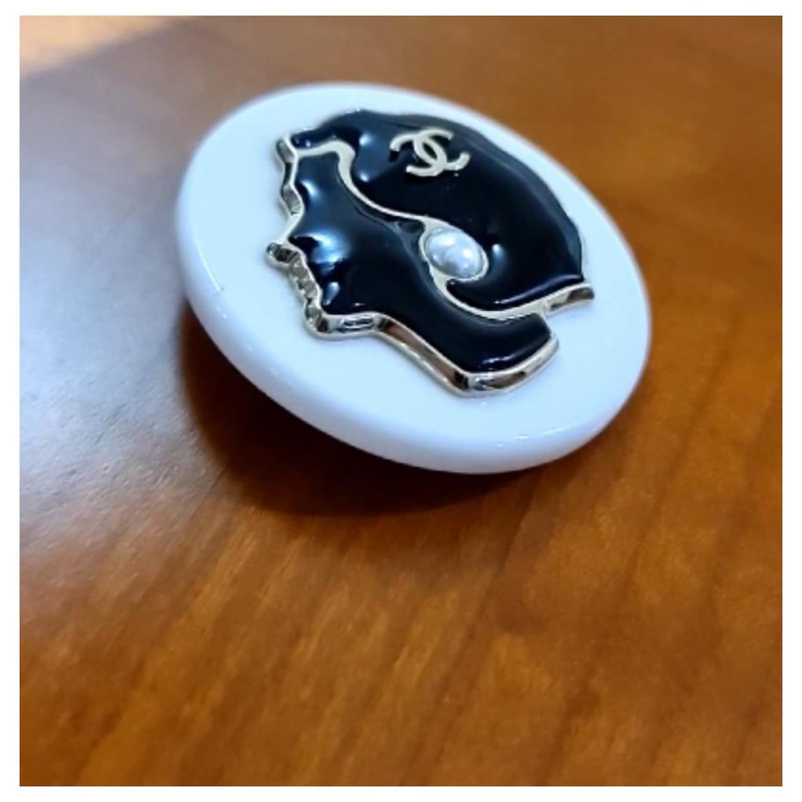 Cambon Broche portrait Coco Chanel Plastique Plaqué or Noir Blanc Doré ...